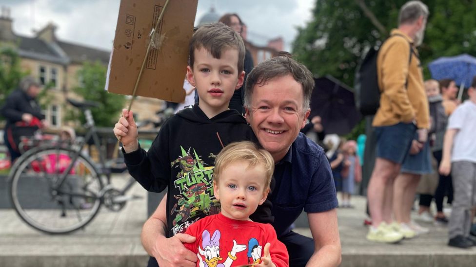 Glasgow parents protest against plans to cut 450 t eachers - BBC News