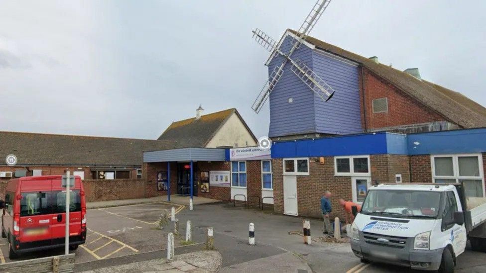 Littlehampton: Entertainment venue reopens after fire - BBC News