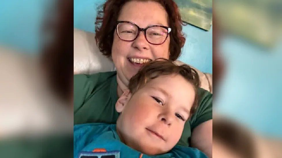 Cadeirydd adolygiad mamolaeth Abertawe yn camu'n ôl - BBC Cymru Fyw