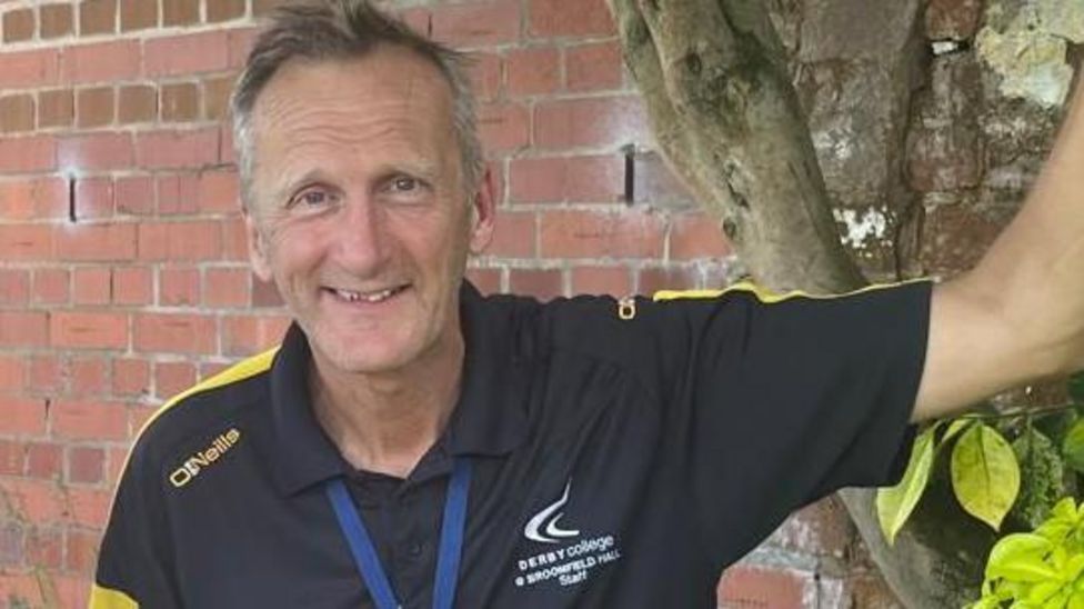 Lifetime achievement award for retiring Derby College tutor - BBC News