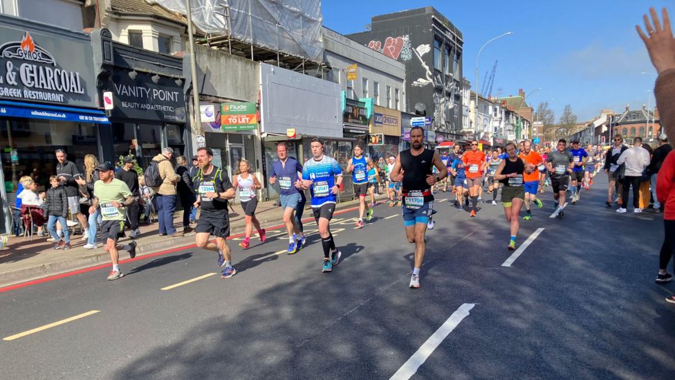 Brighton: Thousands of runners take part in annual marathon - BBC News