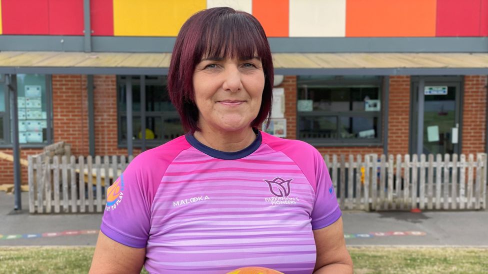 Walking football: Parkinson's patients praise benefits - BBC News