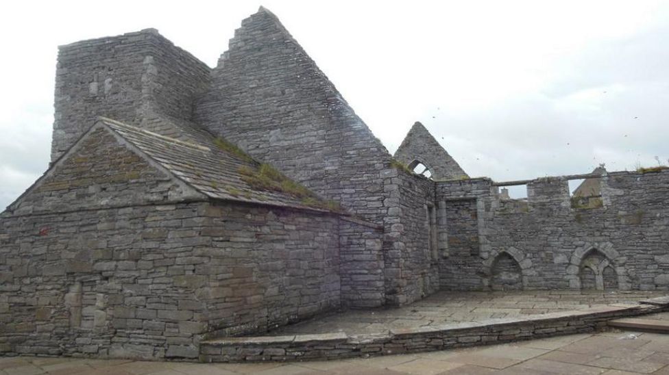 Thurso's medieval kirk set to keep protected status - BBC News