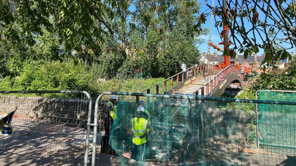 Council removing 'dangerous' Taunton footbridge - BBC News