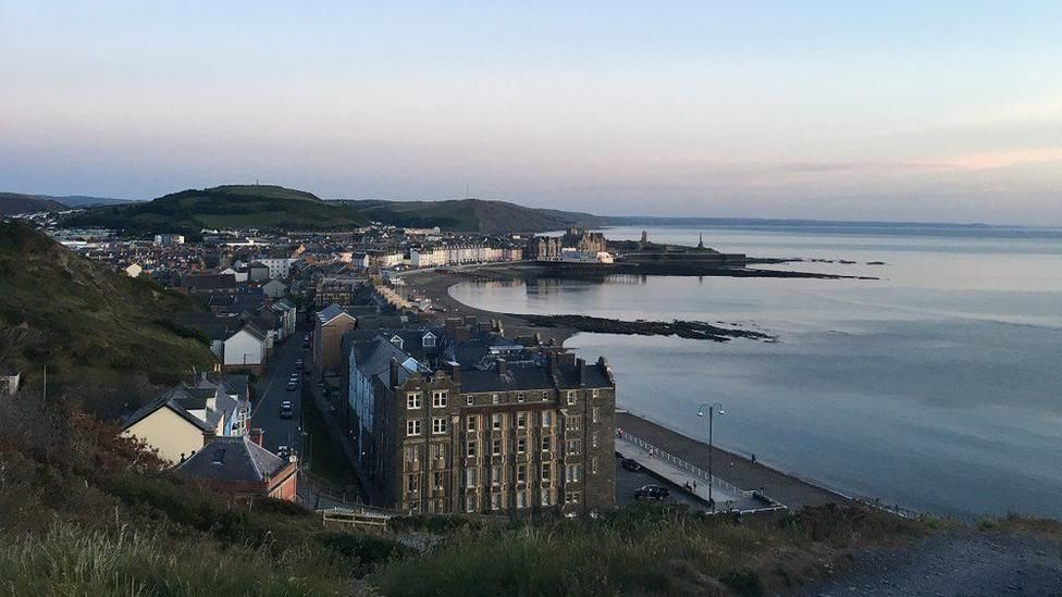 Ymgyrch i sicrhau statws Dinas Llên UNESCO i Aberystwyth - BBC Cymru Fyw