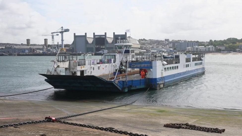 Torpoint Ferry down to two boats after chain snaps - BBC News