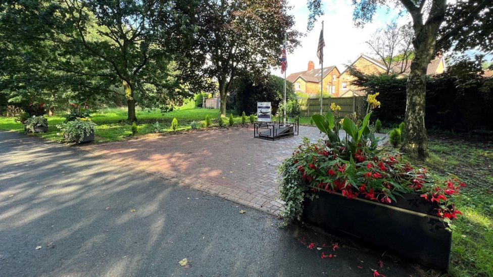 WW2 hero airman to get freedom of Nantwich 80 years after crash - BBC News