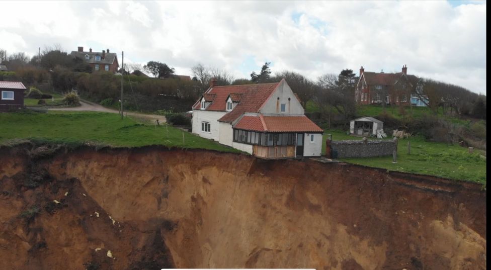 Trimingham cliff house in north Norfolk to be demolished - BBC News