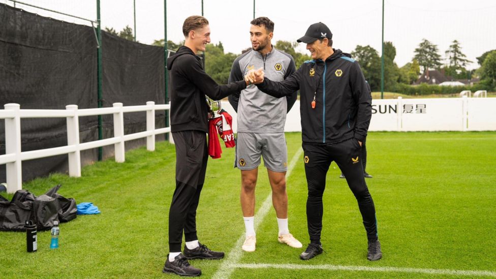 Wimbledon boys' champion meets Wolverhampton Wanderers players - BBC News