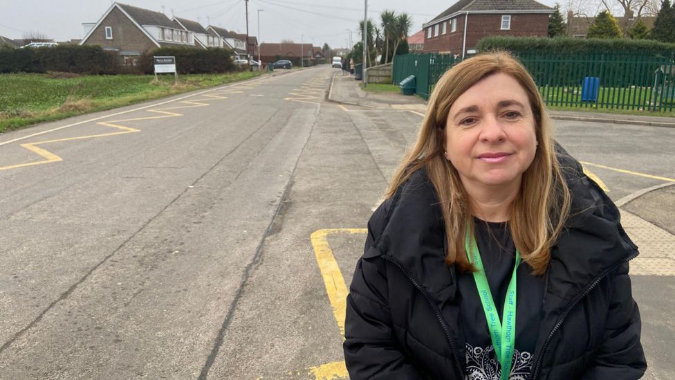 'Idiot parking' shamed at Boston primary school - BBC News