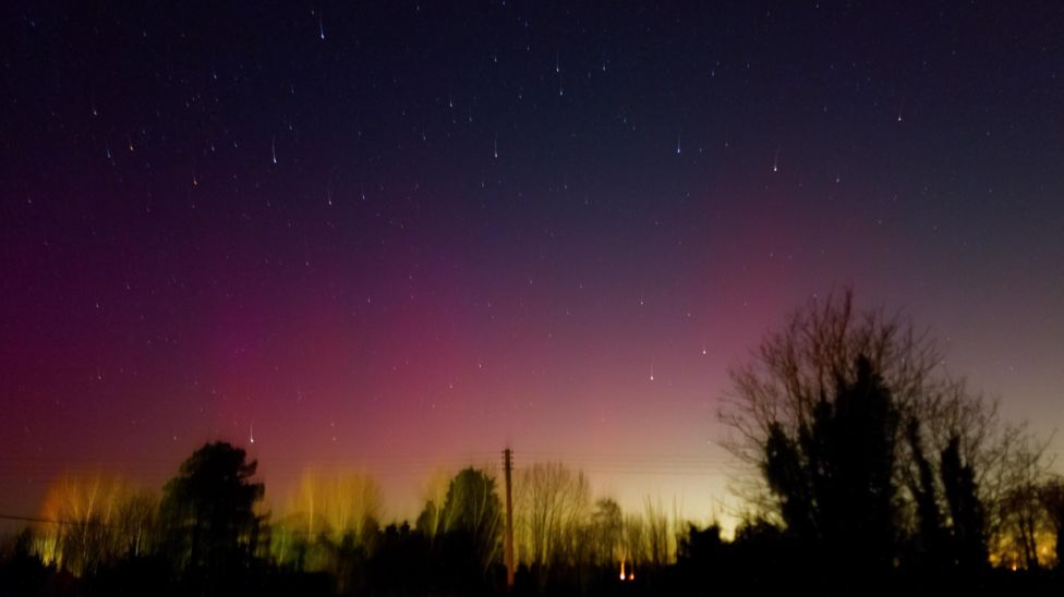 Northern lights dazzle the skies for West Midlands photographers - BBC News