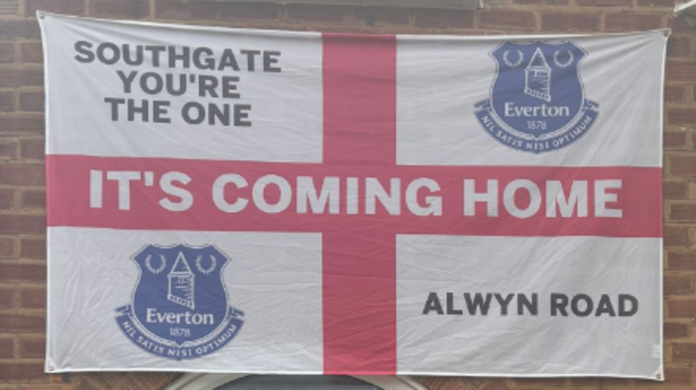 Rugby family recycle Santa dummy into Gareth Southgate replica - BBC News