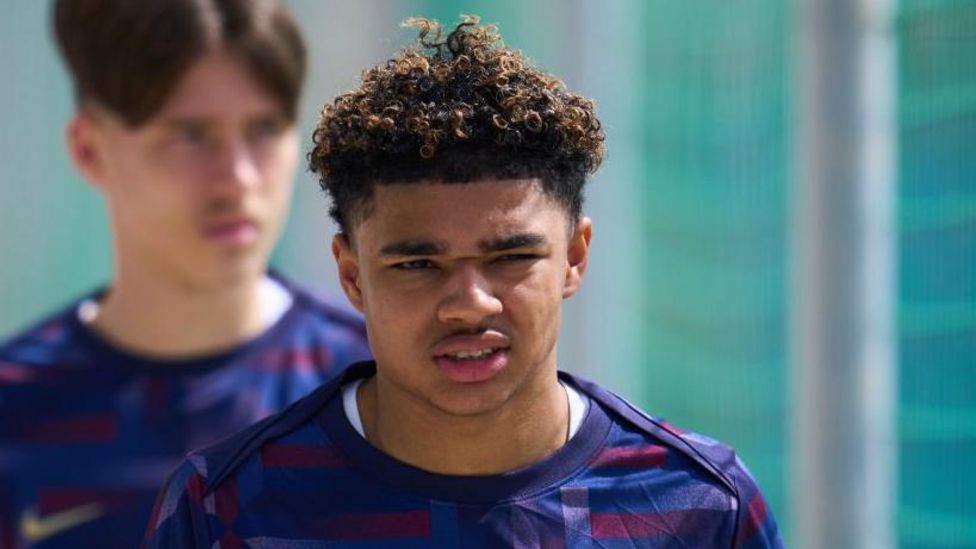 Michael Golding: Leicester sign teenage midfielder from Chelsea - BBC Sport