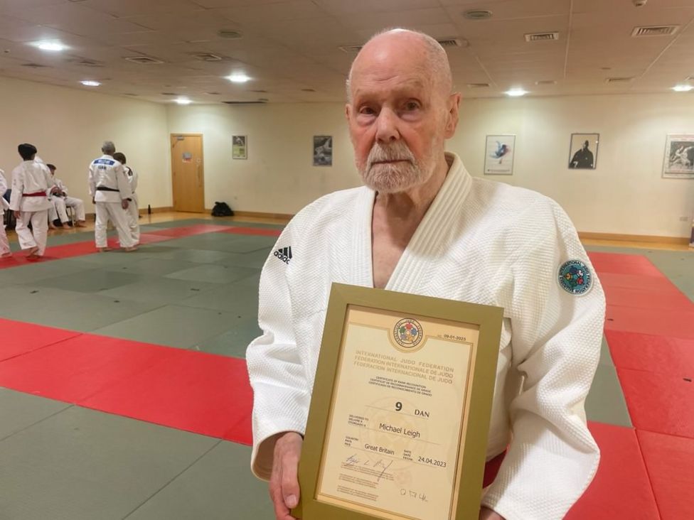 Crawley coach, 90, awarded judo's second highest grade - BBC News
