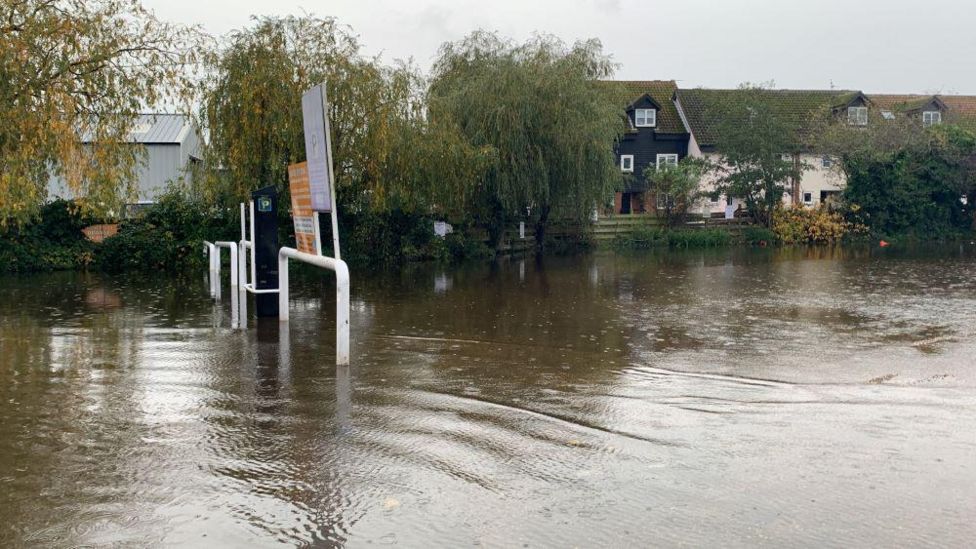 Norfolk Broads remain flooded one week after Storm Ciarán - BBC News