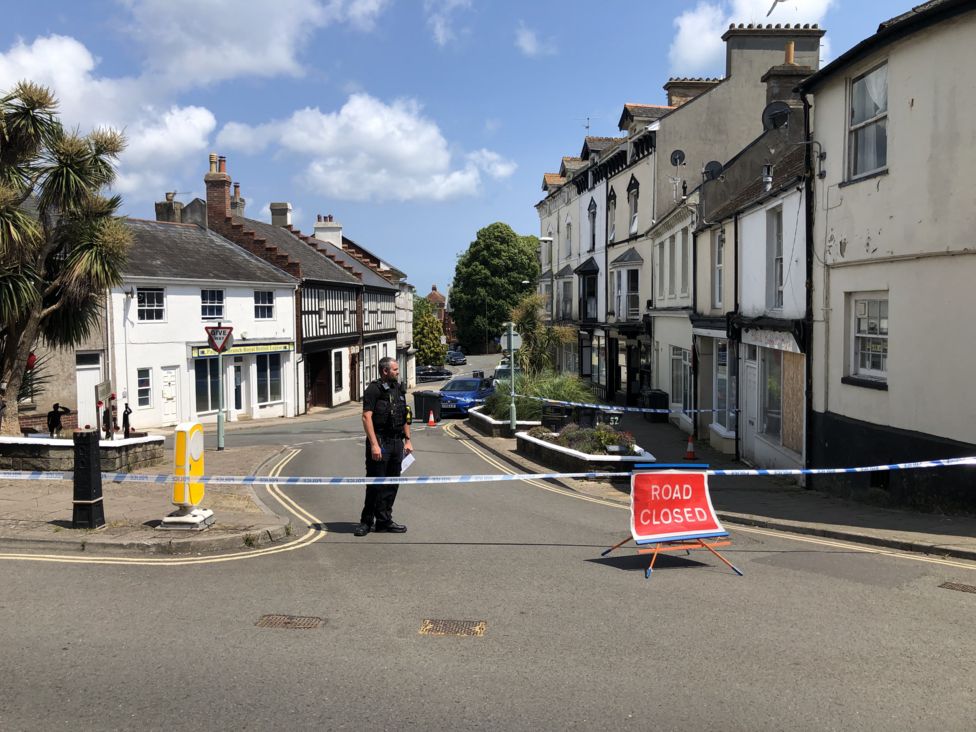 Paignton: Woman found unconscious with life-threatening injuries - BBC News