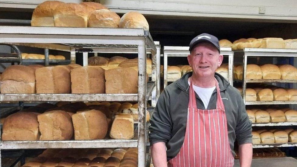 Menter gymdeithasol yn prynu becws hanesyddol Llanaelhaearn - BBC Cymru Fyw