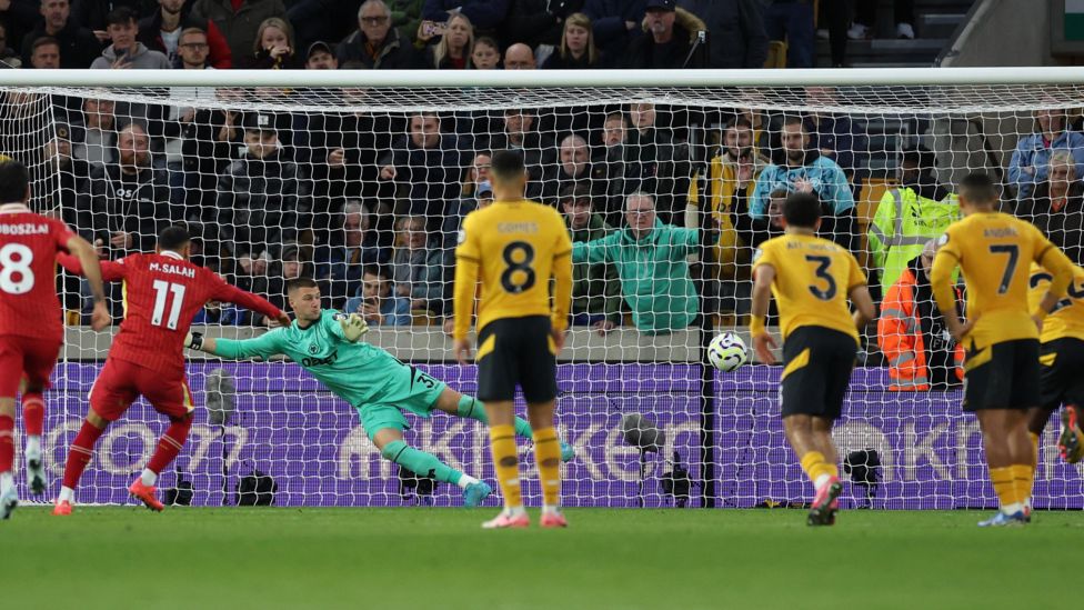 Wolverhampton Wanderers 1-2 Liverpool: Mohamed Salah's penalty sends ...