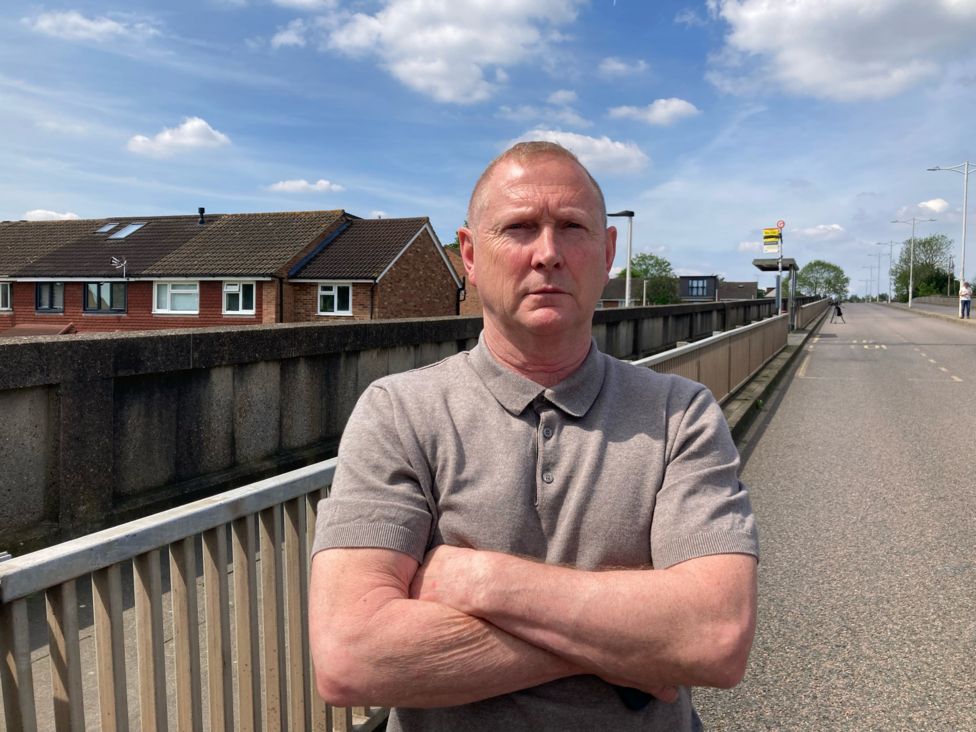 The struggles over fixing London's broken bridges - BBC News