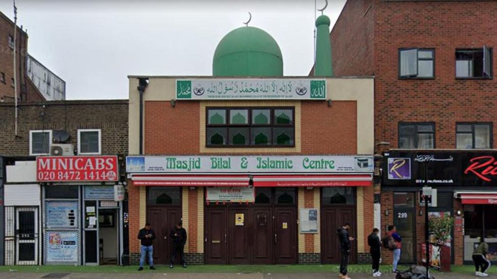 Arrest made over prayer-time thefts in mosques - BBC News