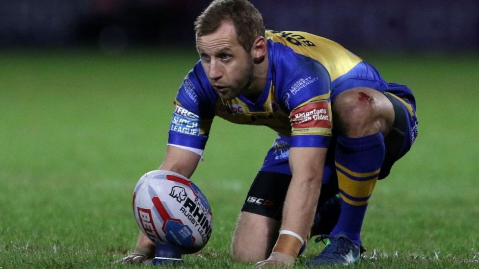 Fans pay respects to Rob Burrow on funeral route - BBC News
