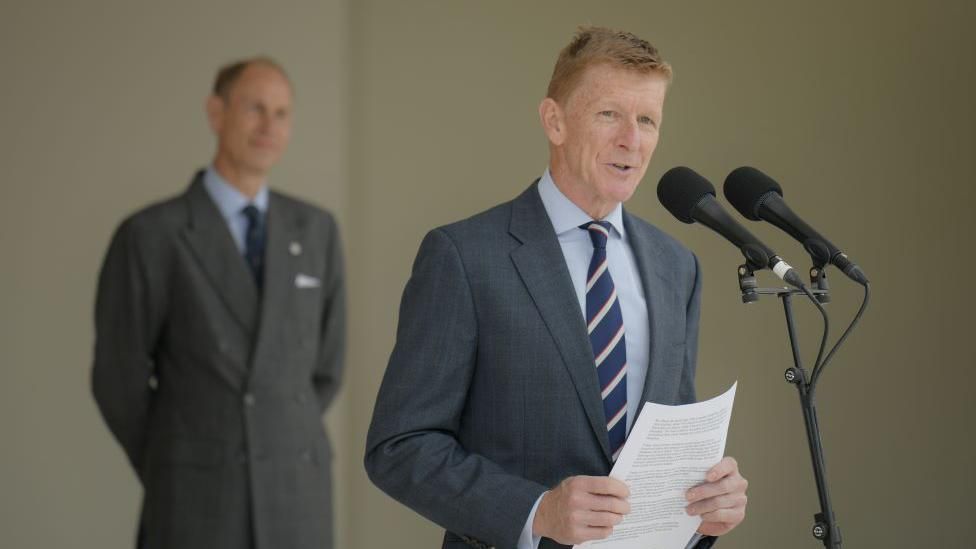 Araith iaith arwyddion cyntaf Palas Buckingham gan Gymraes - BBC Cymru Fyw