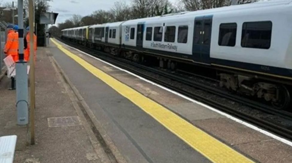 Surrey train derailment caused by scrap rail - Network Rail - BBC News