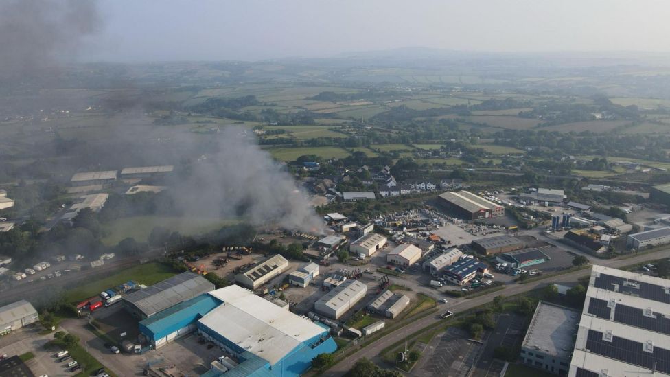 Crews tackle huge Redruth Cardrew Industrial Estate fire - BBC News