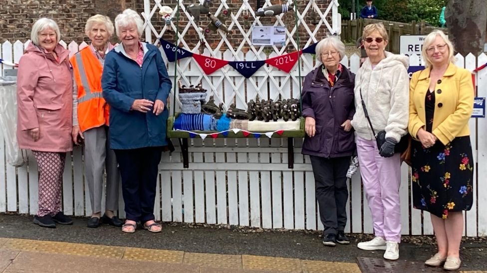 D-Day 80th anniversary: Nunthorpe Knitters pay tribute - BBC News