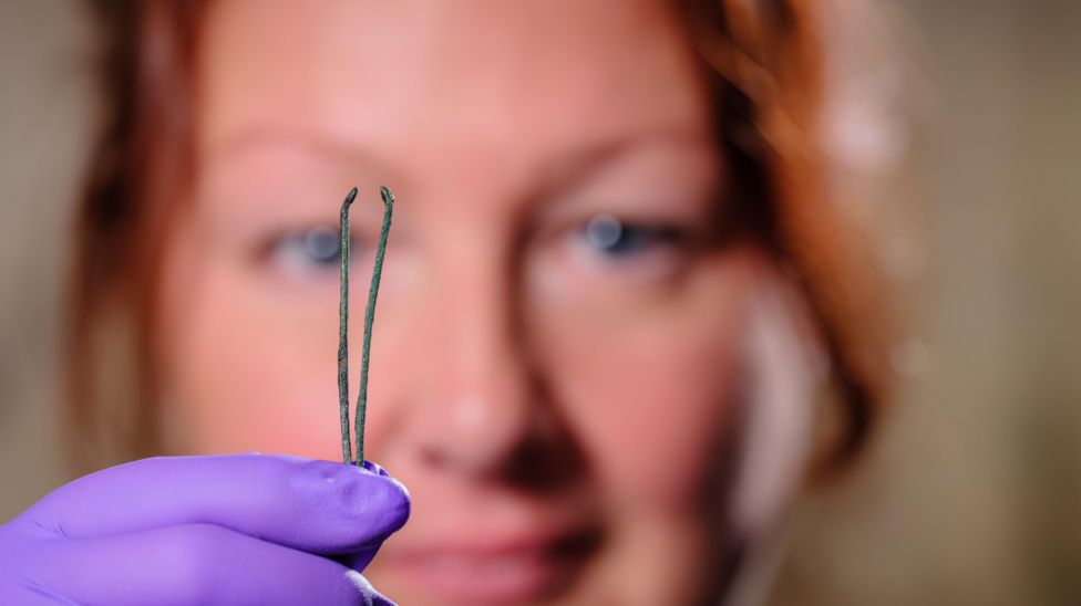 Wroxeter exhibition of 400 Roman beauty items on display - BBC News