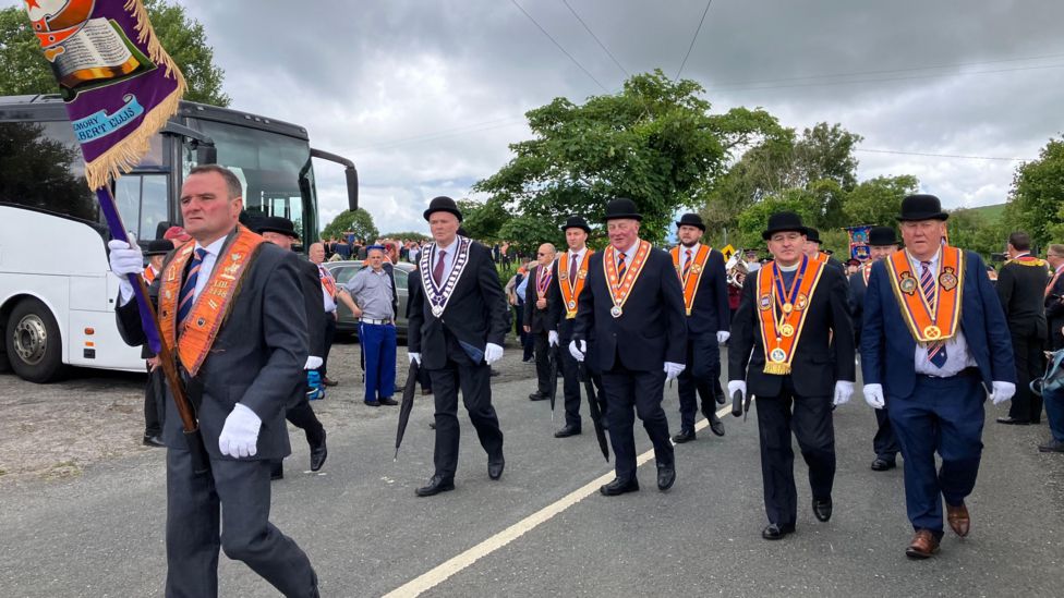 Rossnowlagh: Thousands attend annual Orange Order parade - BBC News