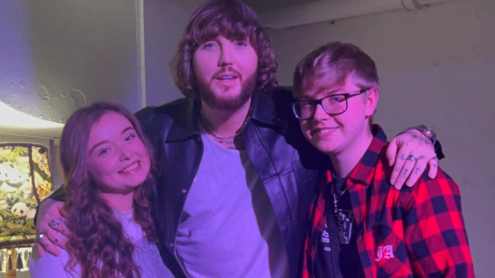 James Arthur fan from Harlow sings with him on stage in Paris - BBC News