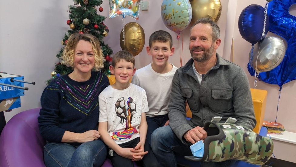 Redhill: MBE couple helped raise £2m for Royal Marsden Hospital - BBC News