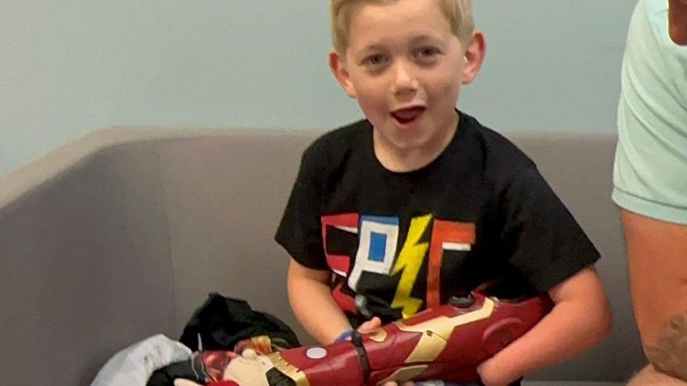 Boy, five, is world’s youngest to receive bionic hero arm - BBC News