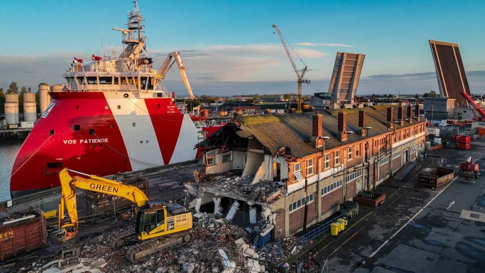 Final fish wharf building in Great Yarmouth comes down - BBC News