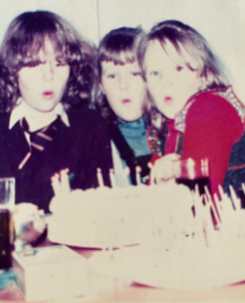 Rhoi lle i hiwmor tywyll mewn nofel newydd - BBC Cymru Fyw