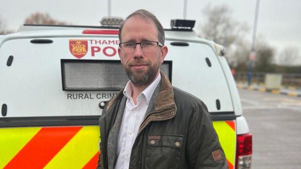 Thames Valley Police faces 'challenge' after trust survey - BBC News