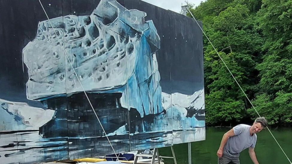 River Dart floating iceberg paintings bring climate message - BBC News