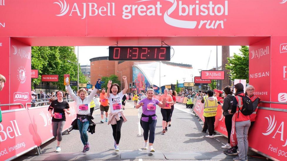 Great Bristol Run: Thousands prepare for race - BBC News