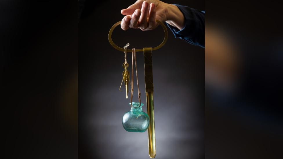 Wroxeter exhibition of 400 Roman beauty items on display - BBC News