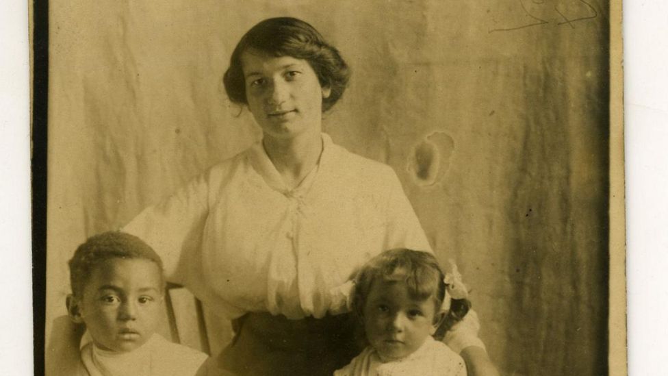 Cardiff: Century-old photos of mixed-heritage families unearthed - BBC News