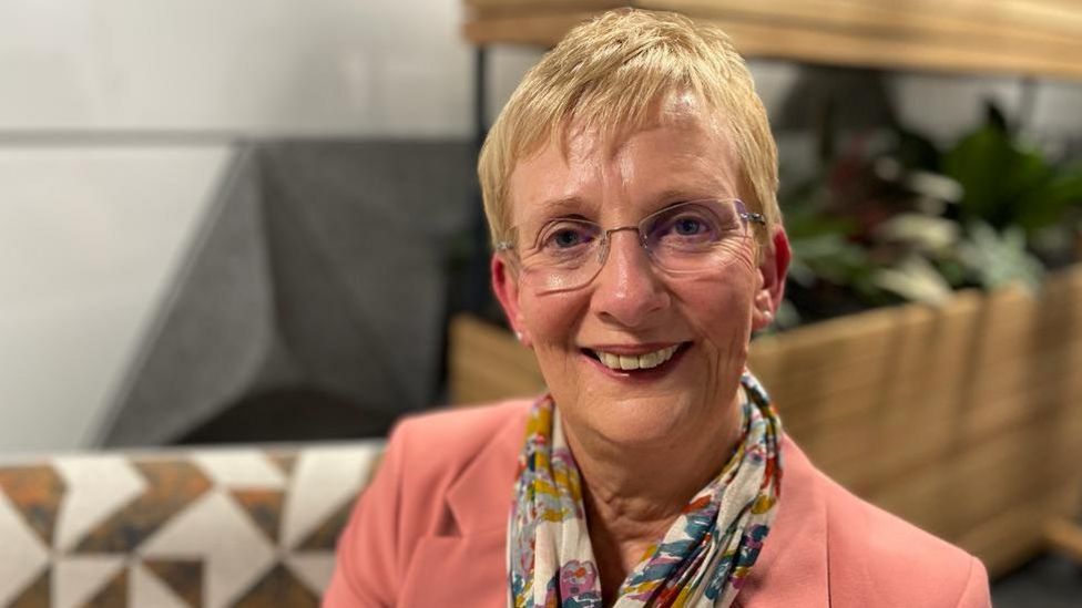 'Sioc y pandemig wedi torri'r Gwasanaeth Iechyd i raddau' - BBC Cymru Fyw