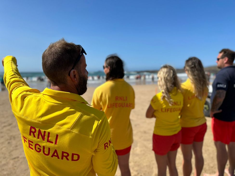 Family of off-duty lifeguards save three people near Padstow - BBC News