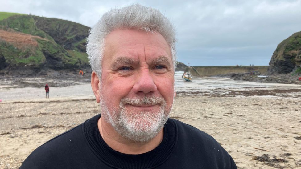 Port Isaac: Work to save Doc Martin beach from disappearing - BBC News