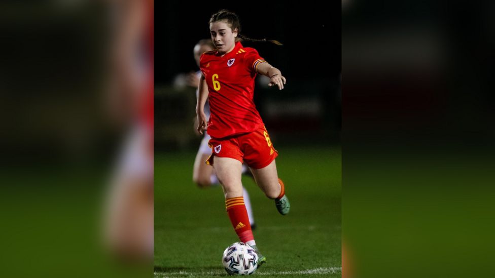 Pum munud gyda'r pêl-droedwraig Manon Pierce - BBC Cymru Fyw