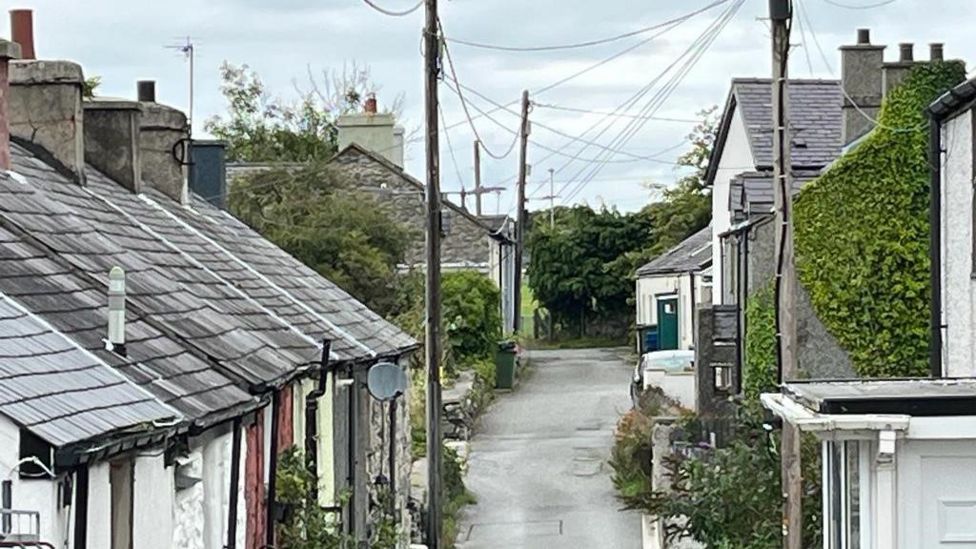 Gwynedd: Evacuation after man takes WW2 explosive home - BBC News