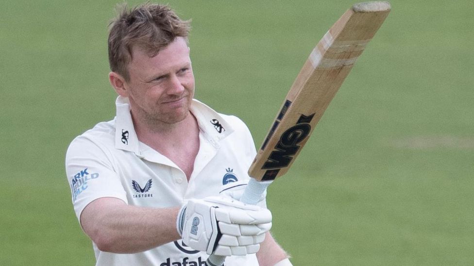 County Championship: Robson and Higgins defy Sussex attack - BBC Sport