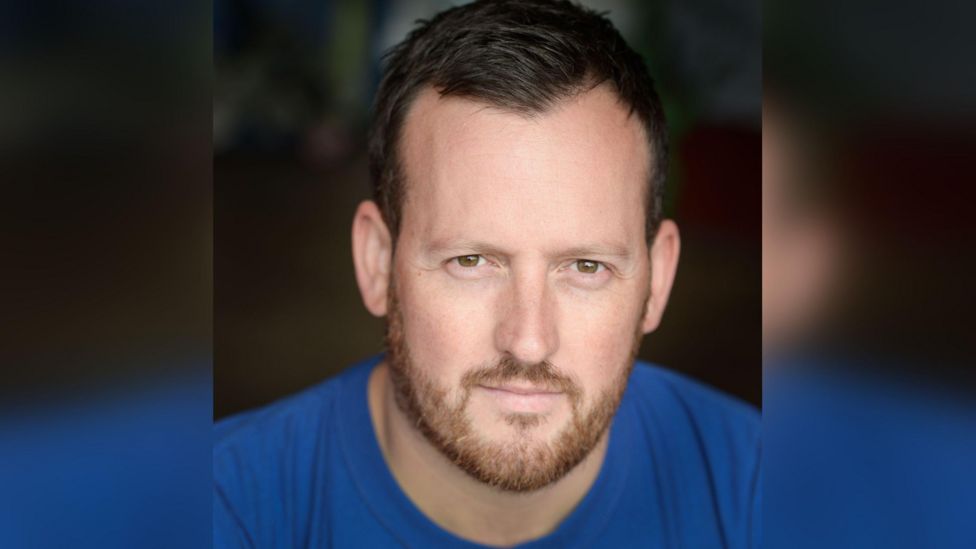 Torri sesiynau actio a cherdd i bobl ifanc yn 'dorcalonnus' - BBC Cymru Fyw