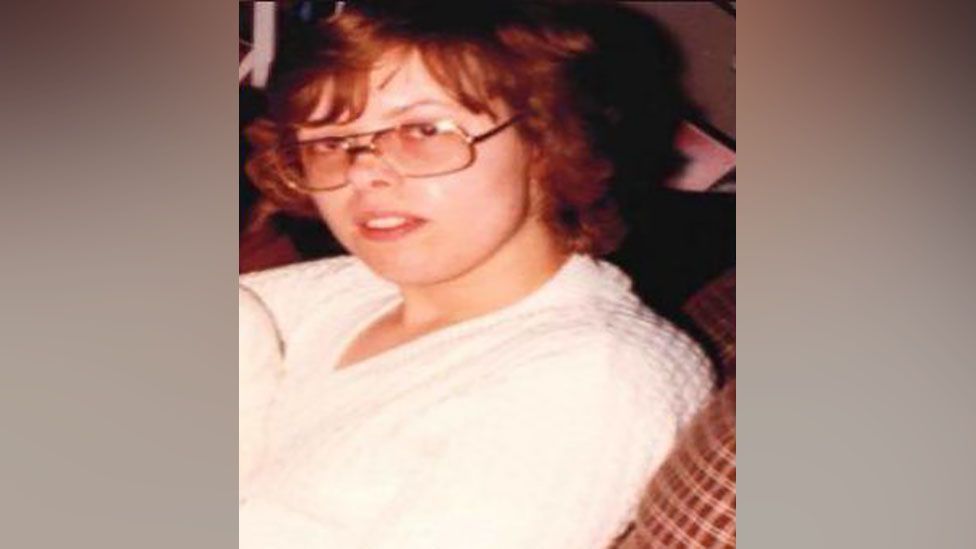 Leigh-on-Sea murder inquiry: Family tribute to Sharon Butler - BBC News