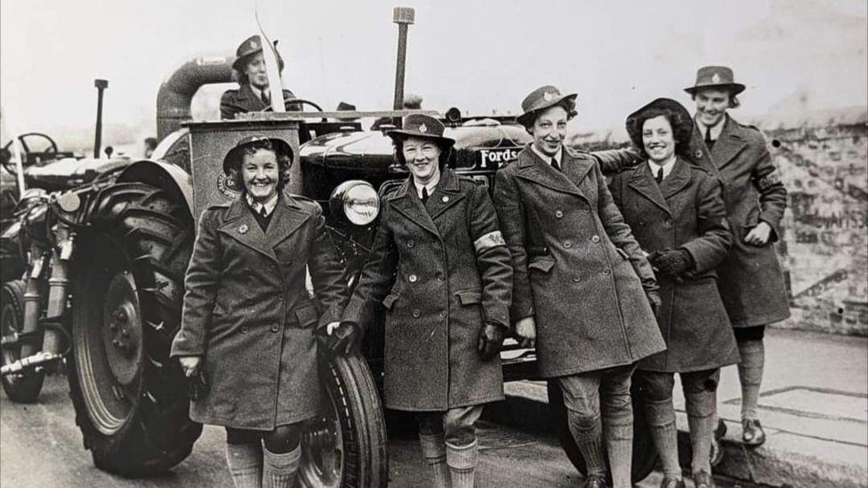 Suffolk war heroes help raise £3k for Land Girls statue - BBC News